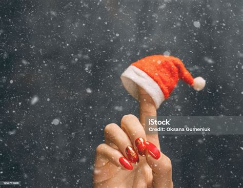 붉은 매니큐어와 눈속에서 작은 산타 모자를 가진 여성의 손 손톱에 대한 스톡 사진 및 기타 이미지 손톱 크리스마스 눈 냉동상태의 물 Istock