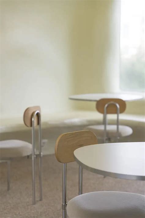 화이트톤 부드러운 곡선 포인트 모던 미니멀 컨셉 100평 제주 카페 인테리어 제주도 제주시