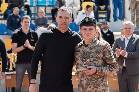 공홈 메모리얼 컵을 위해 키이우 군사학교를 찾은 안드리 셰우첸코 축구 소식통 에펨코리아