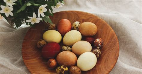 봄 꽃과 소박한 린넨 천에 나무 그릇에 현대 부활절 달걀 행복한 부활절 말미잘이 피는 시골 테이블에 노란색과 빨간색의 자연 염색 계란 미의 사진 Unsplash의