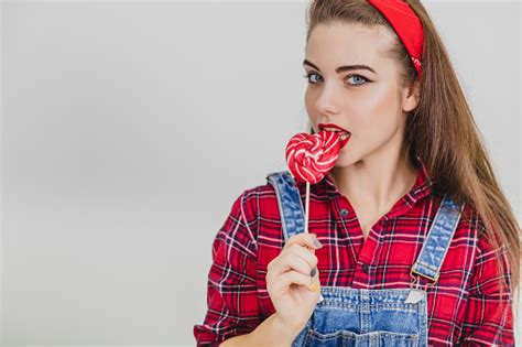 예쁜 핀업 소녀 서 빨간 하트 모양의 롤리 팝을 핥아 기쁘게 얼굴 표정 관능에 대한 스톡 사진 및 기타 이미지 관능 귀여운