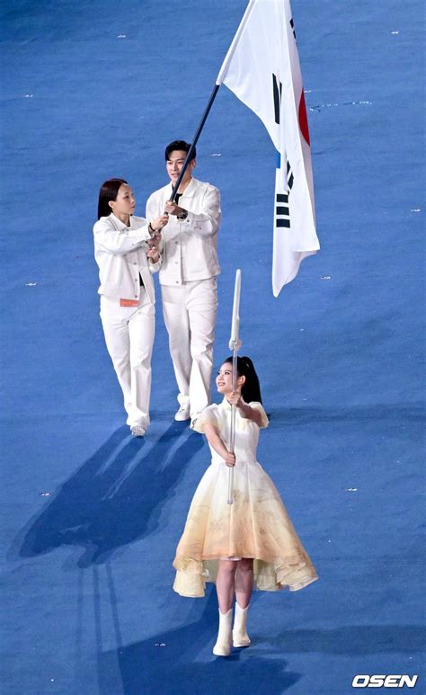 [사진]중국 피켓걸 안내 받으며 발걸음 옮기는 대한민국 기수 구본길 김서영 Osen