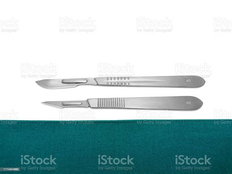 흰색 배경에 격리 된 수술 장비에서 날카로운 블레이드가있는 스테인레스 스틸 메스 핸들 0명에 대한 스톡 사진 및 기타 이미지