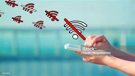 스마트폰 들고 사람과 Wifi 테마 개념에 대한 스톡 사진 및 기타 이미지 개념 건물 외관 광대한 Istock