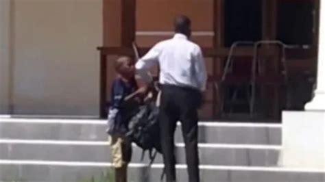 Viral Adik Berjalan 5 Km Tanpa Alas Kaki Antar Kakak Daftar Seleksi