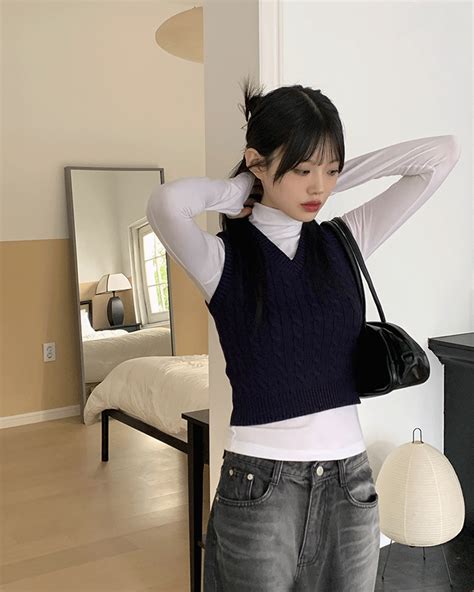 원더원더 [5천장 판매] 리파 브이넥 꽈배기 크롭 니트 조끼 베스트