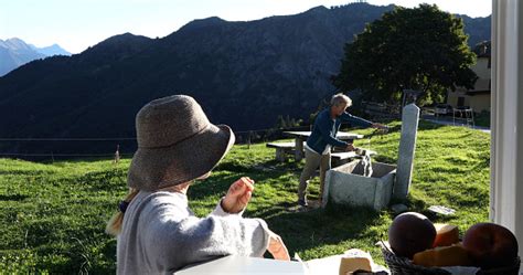 캠핑카 밖에서 휴식을 취하는 커플에게 과일과 과거 보기 녹색에 대한 스톡 사진 및 기타 이미지 녹색 자동차 여행 중년 커플 Istock