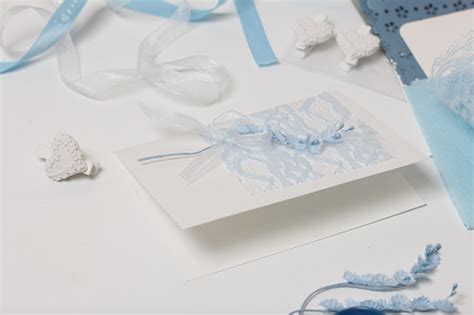 인사말 카드 만들기 테이블의 흰색 표면에 수공예 액세서리 공예품을 위한 말린 꽃과 리본 창의성을 위한 도구 Diy에 대한 스톡