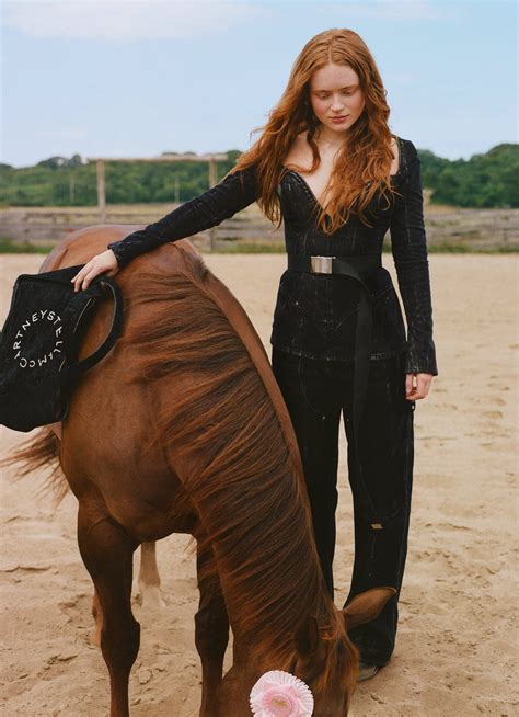 Сэди Синк из «Очень странных дел снялась в кампании Stella Mccartney