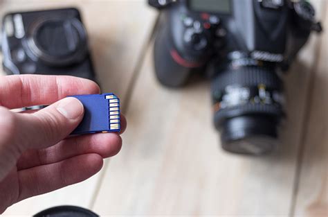 카메라 배경에 손에 플래시 카드 Slr 카메라용 메모리 카드 플래시 드라이브 가정용 캠코더에 대한 스톡 사진 및 기타 이미지 가정용 캠코더 개념 개념 기호 Istock