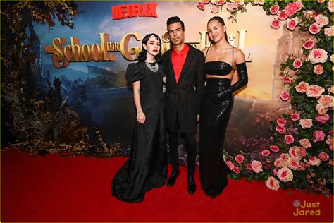 Sofia Wylie Points Out Whats On Freya Parks Dress At School For Good