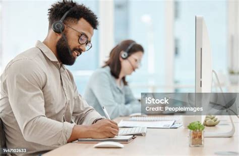 고객 지원 쓰기 및 텔레마케팅 컨설팅 및 전화 통화를 위한 콜센터 사무실의 컴퓨터에서 사업가 직원과의 커뮤니케이션 연락 및 판매 및 노트북을 사용한 Kpi 또는 Crm