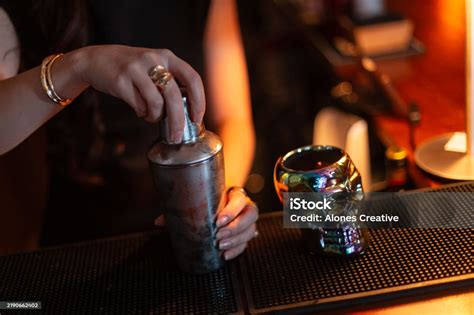 소녀 바텐더가 바 카운터의 유리 해골에 맛있는 알코올 칵테일을 준비합니다 셰이커를 닫습니다 개념에 대한 스톡 사진 및 기타 이미지 Istock