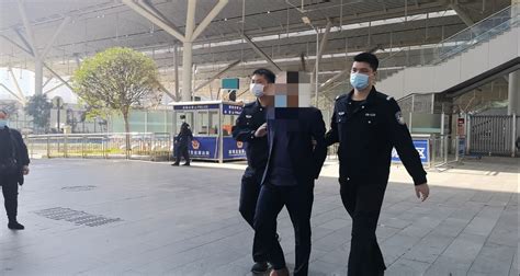 男子拒不出示健康码被拦下 冲闸殴打防疫工作人员被拘五日新浪广东新浪网