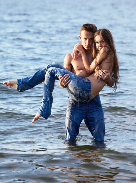 175 Mujeres Topless En La Playa Fotos De Stock Fotos Libres De