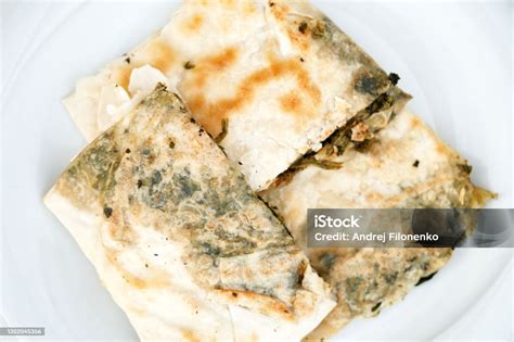 시금치와 코티지 치즈와 갓 준비 향기로운 터키 케이크 흰색 접시에 Gozleme 위에서 볼 수 있습니다 건강한 아침 식사 동양 페이스트리 시금치에 대한 스톡 사진 및 기타