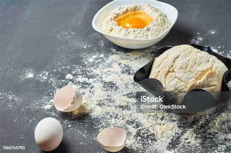 다른 기구와 재료 근처 밀가루와 불꽃에 반죽 어두운 콘크리트 테이블에 놓여있다 베이킹 과정 복사 공간 건강한 식생활에 대한 스톡