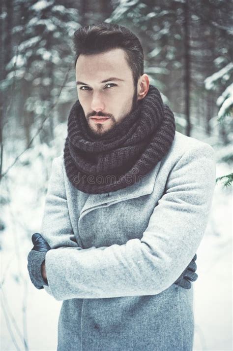 Модный красивый человек в пальто зимы Стоковое Фото изображение насчитывающей Lifestyle глаза