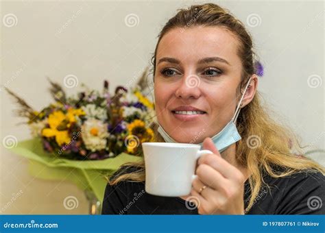 Jonge Meid Die Koffie Drinkt En Een Medisch Masker Op Haar Kin Afhaalt