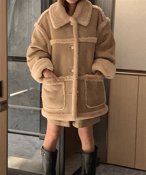 배색뽀글이 리버시블 무스탕 에이블리