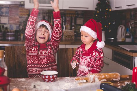 달콤한 유아 아이와 그의 오빠 소년 집에서 크리스마스 쿠키를 준비하는 엄마를 돕는 가정 생활에 대한 스톡 사진 및 기타 이미지