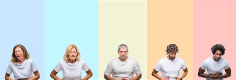 흰색 T 셔츠를 입은 젊은이와 중 년의 그룹의 콜라주는 위를 손으로 하는 색이 고립 된 배경에 소화 불량 고통 스러운 병이 기분이 나쁘다 통증 개념입니다 T 셔츠에 대한