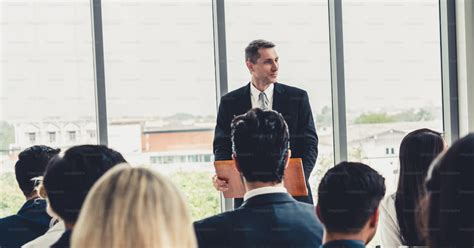 세미나 회의에서 만나는 사업가 그룹 직원 교육 교육 세션에서 강사의 말을 듣는 청중 전문가 연사와 함께하는 사무원 커뮤니티 서밋 포럼 사진 Unsplash의 태국 이미지