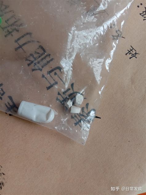 今天早上出去走了走，刚刚回家的时候开门从上面掉下来了这个，我怕是什么不好的东西，有人知道这是啥吗？急 知乎