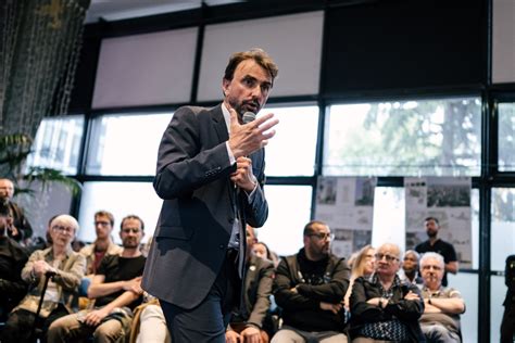 Maire de Lyon depuis cinq ans Grégory Doucet enfile enfin le costume à