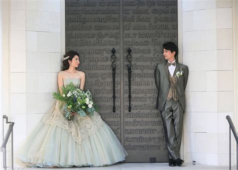 結婚式場の扉の前で撮りたいウェディングフォトのポーズ Marry マリー