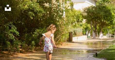 흰색과 분홍색 꽃 무늬 드레스를 입은 소녀가 낮 동안 통로에 서 있습니다 사진 Unsplash의 무료 건물 이미지