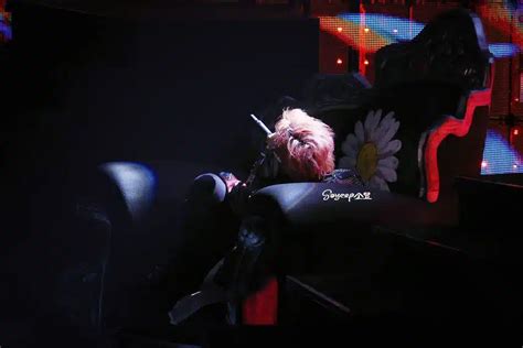 지드래곤이 앉은 의자랑 셀카 찍은 트레저 멤버들 팬플러스 커뮤니티