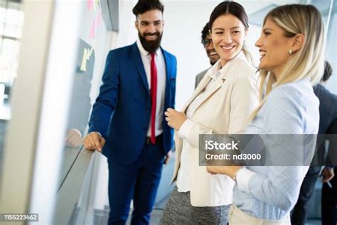 사무실에서 비즈니스 프로젝트에 종사 하는 창조적 인 비즈니스 사람들 개념에 대한 스톡 사진 및 기타 이미지 개념 계획 기업 문화 Istock