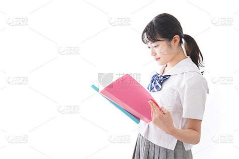 学生穿着制服，带着文件素材 花瓣网