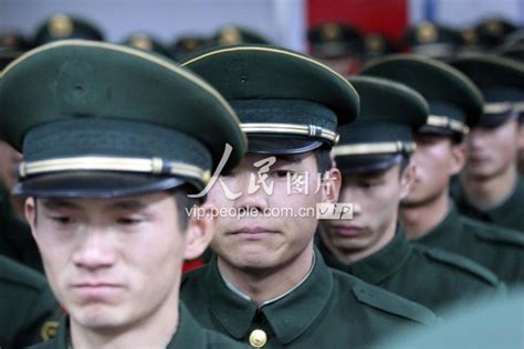 江苏武警退伍老兵泪别战友 人民图片网