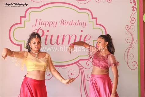 කලා තරු පිරිවරාගෙන ජනප්‍රිය රංගන ශිල්පිණි පියුමි බොතේජු වෙනස්ම විදිහකට