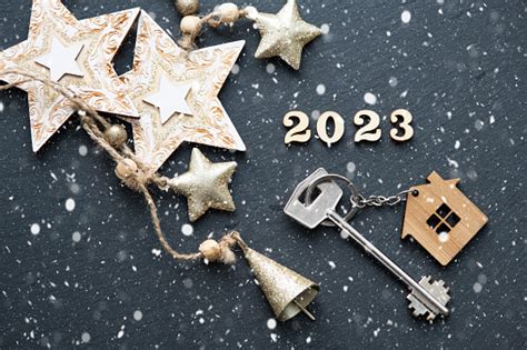 별 눈송이가 있는 검은색 배경에 열쇠고리 전원주택이 있는 집 열쇠 새해 복 많이 받으세요 2023나무 편지 인사말 카드 구매