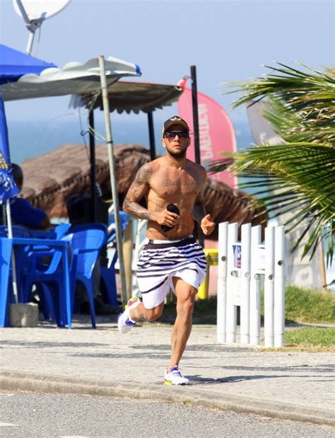 Notícias de Famosos Sem camisa Daniel Alves corre na Barra da Tijuca