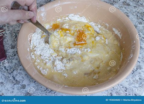 Himbeerklumpen Tortenrezept Schritt Für Schritt Mischende Eier Mehl