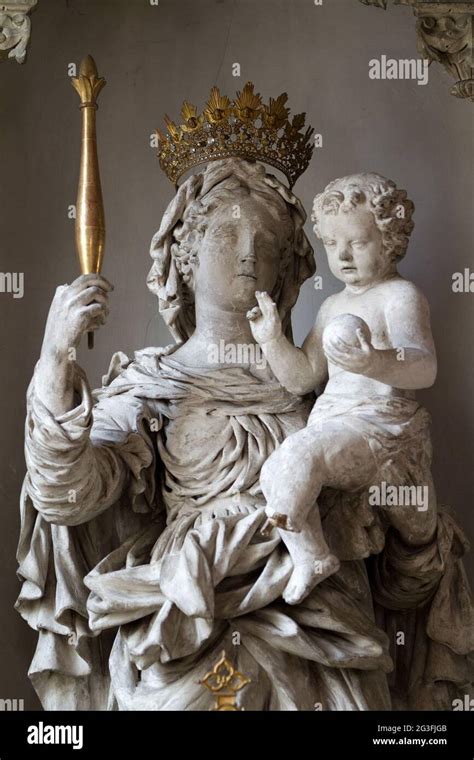 Portant La Statue De La Vierge Marie Banque De Photographies Et D