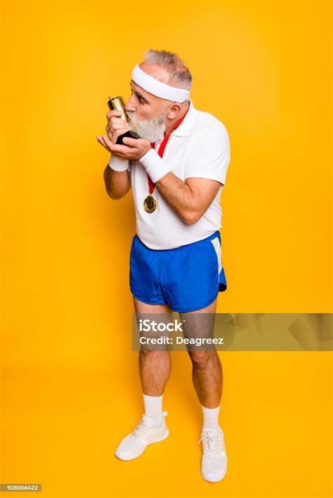 전체 길이 미친 만화 감정적인 멋진 할아버지 들고 귀중 한 보상의 측면 프로필 금 금속에 대한 스톡 사진 및 기타 이미지 금 금속 남성 남자 Istock