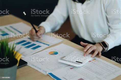 사무실에 컴퓨터 노트북 비즈니스 회계 예산 및 대출 종이계산기를 사용하는 비즈니스 여성 경제에 대한 스톡 사진 및 기타 이미지