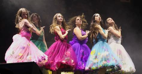 Los Javis convierten La mesías en un emocionante musical de pop católico para despedirse de
