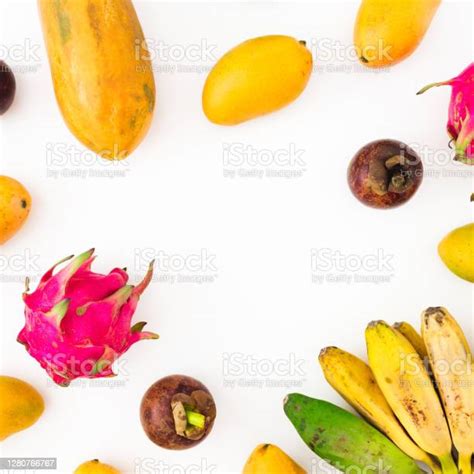 바나나 파파야 망고스틴과 흰색 배경에 드래곤 과일 노란색 망고의 과일 배경 플랫 레이 맨 위 보기입니다 트로피컬 프레임 컨셉 0