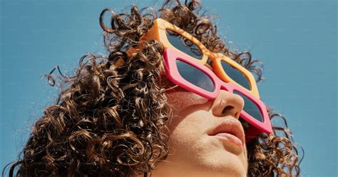 선글라스를 끼고 곱슬머리를 한 여자 사진 Unsplash의 선글라스 이미지