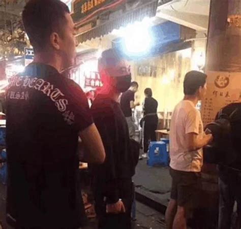 王思聰自報在街邊擼串被打破了腦袋 網友：究竟發生了什麼？ 每日頭條