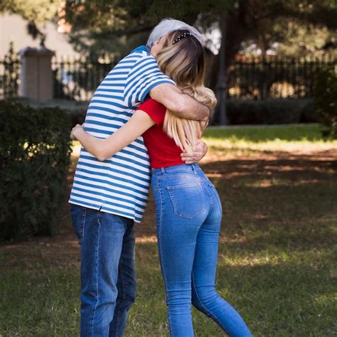 Padre E Hija Abrazar Foto Gratis