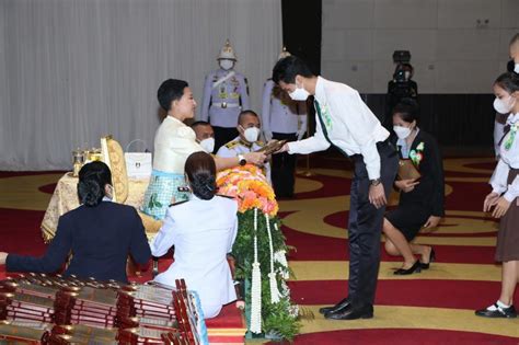 นายภูวเดช จันทร์เพชร นักศึกษาสาขาวิชานาฏศิลป์ศึกษา คณะศิลปศึกษา ได้รับรางวัลลูกที่มีความกตัญญู