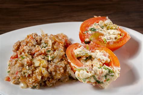 박제 토마토와 타불레 샐러드 채식 음식 전통 중동 요리 또는 아랍 요리 건강한 생활방식에 대한 스톡 사진 및 기타 이미지