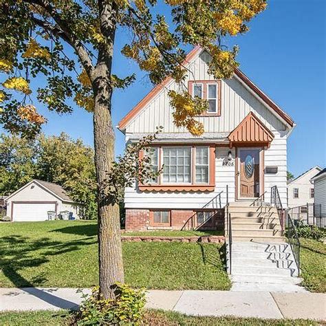 2208 W Vine St Milwaukee Wi 53205 Zillow
